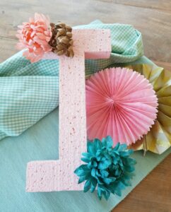 Iniciales decoradas con flores • Celebra con Ana